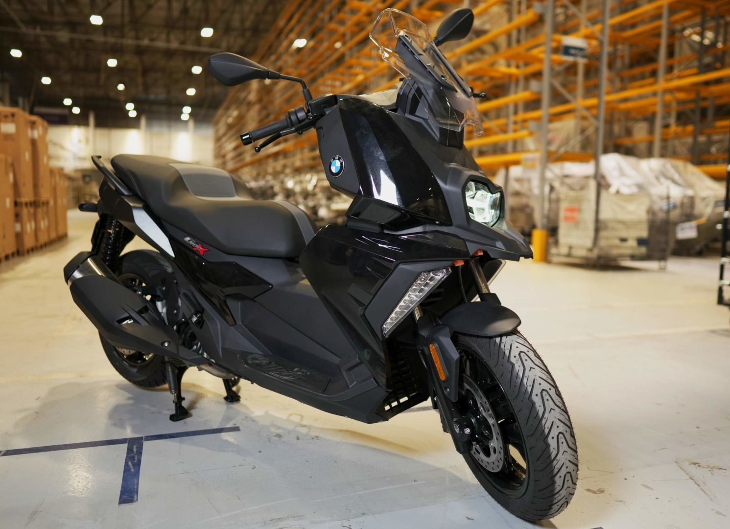 Foto exibindo a frente e lateral da BMW C 400 X 2024.