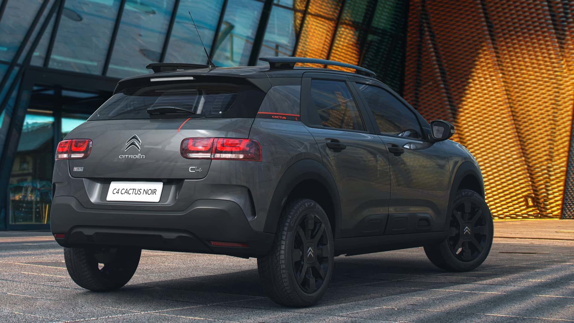 Foto da traseira em diagonal do Citroen C4 Cactus Noir 2024