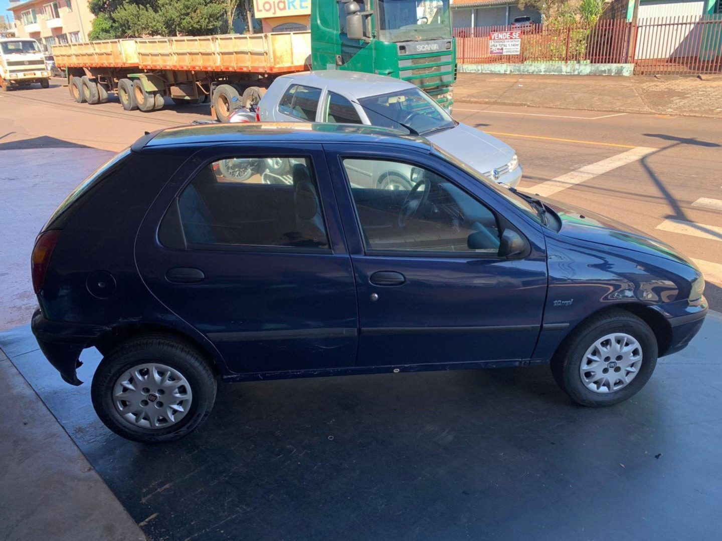 Foto da lateral do Fiat Palio EX 2000.