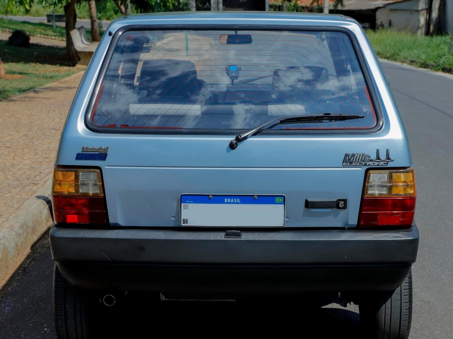 Foto da traseira do Fiat Uno Electronic 1995.