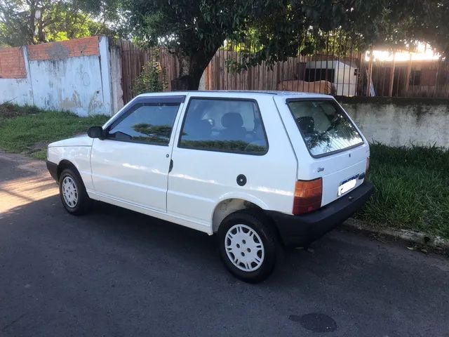 Foto da traseira do Fiat Uno Mille Fire 2004.