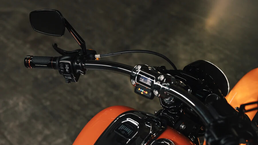 Foto do painel da Harley Davidson Breakout FXBR 2023.