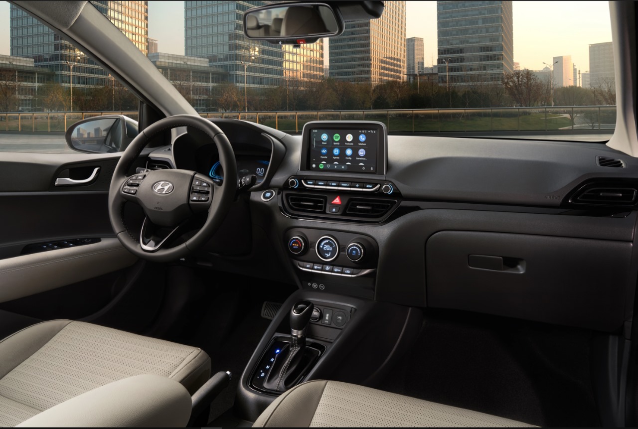 Foto do interior do carro, mostrando o painel, o câmbio e os bancos dinateiros.