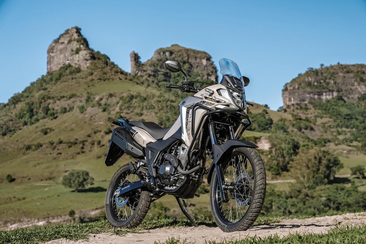 Foto exibindo a lateral da Honda Sahara Adventure 2024.