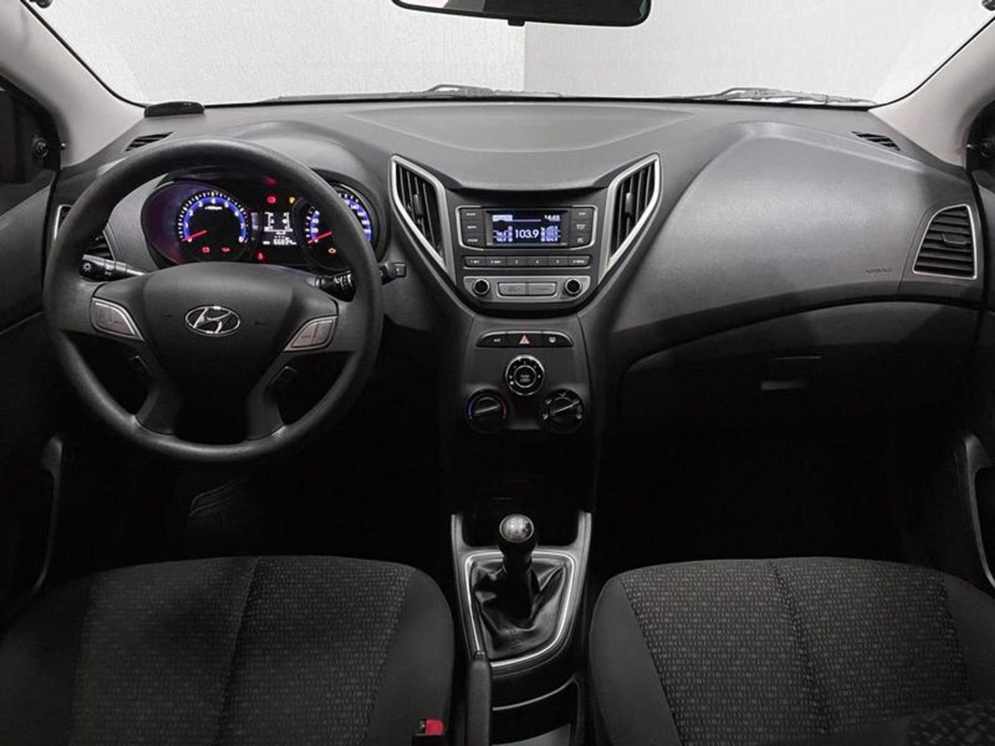 Foto do interior do carro, exibindo o painel, central multimídia e ...