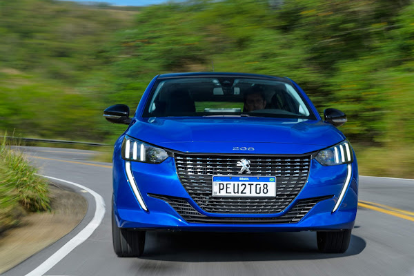 Peugeot 208 Griffe andando na estrada