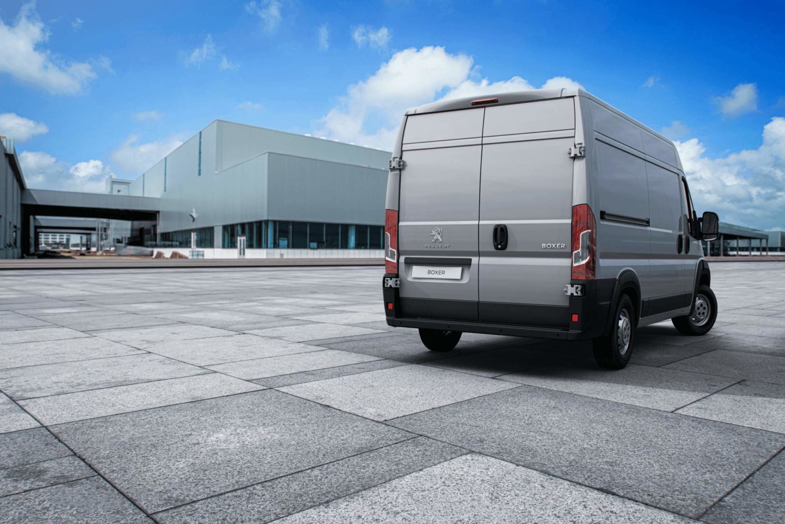 Foto da traseira em diagonal do Peugeot Boxer 2023.