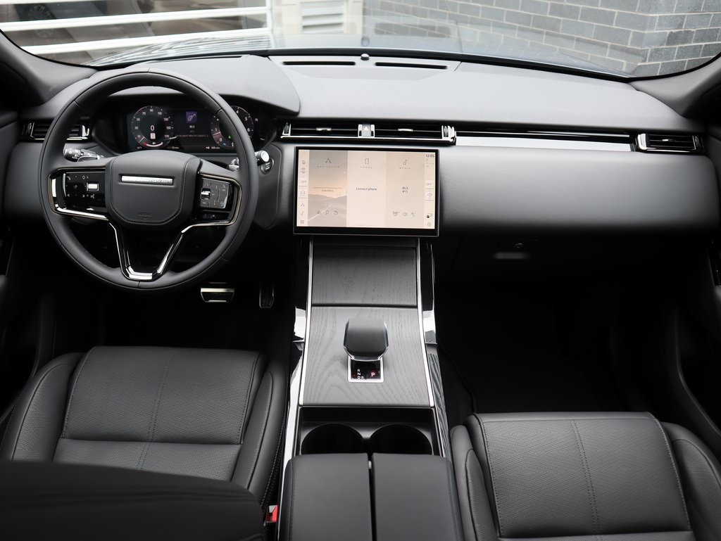 Foto do painel da Range Rover Velar Dynamic HSE 2024.
