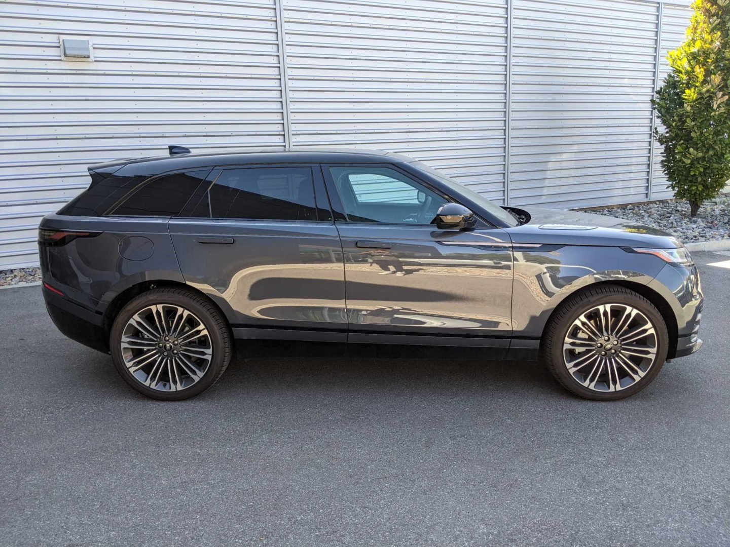 Foto da lateral direita da Range Rover Velar Dynamic HSE 2024.
