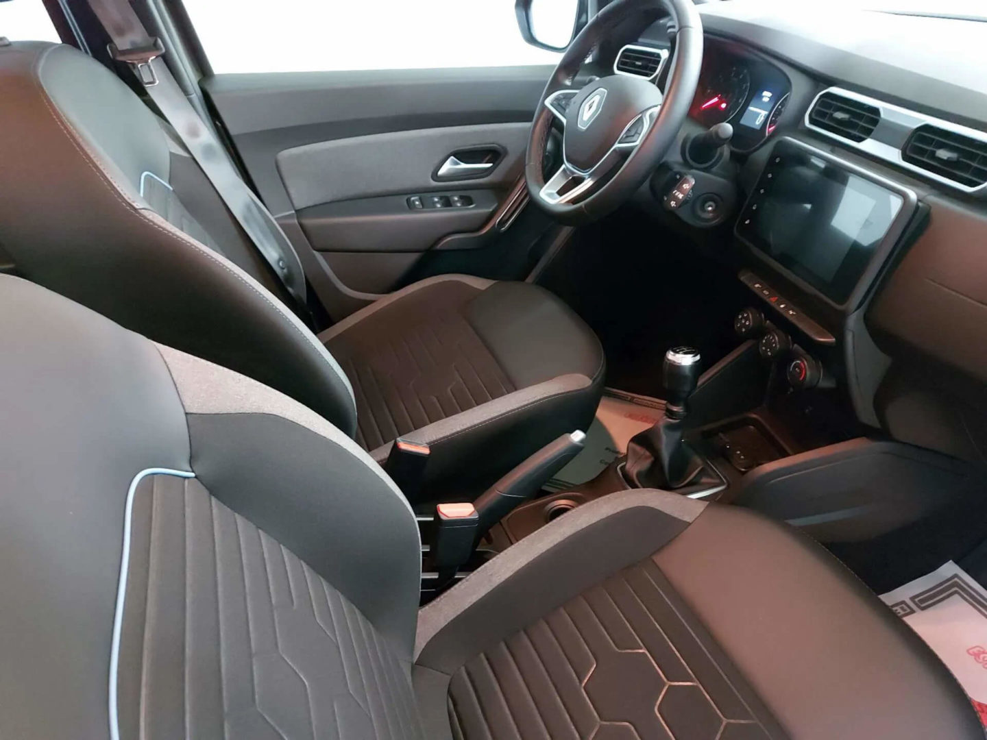 Foto do interior, exibindo os bancos e parte do painel do Renault ...