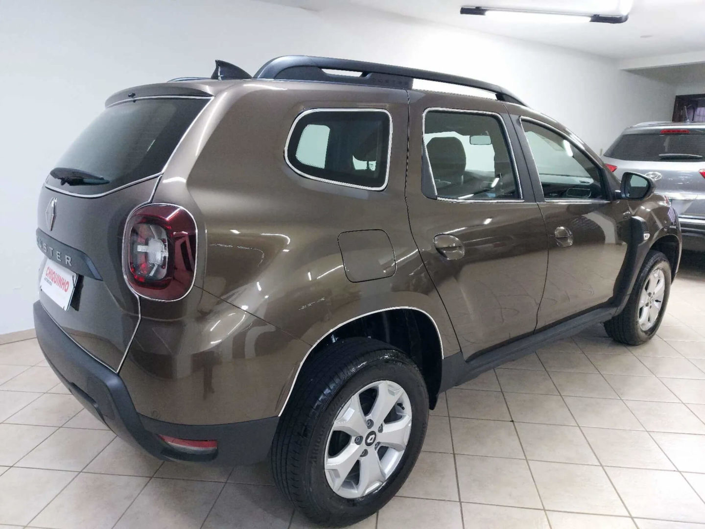 Foto da traseira em diagonal do Renault Duster Intense Plus 2024.