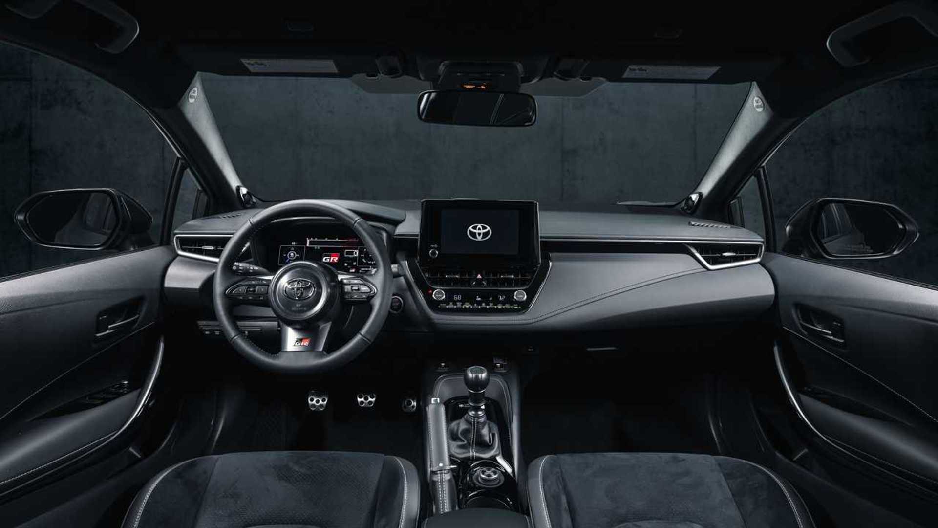Foto do painel do Toyota GR Corolla Core 2024.