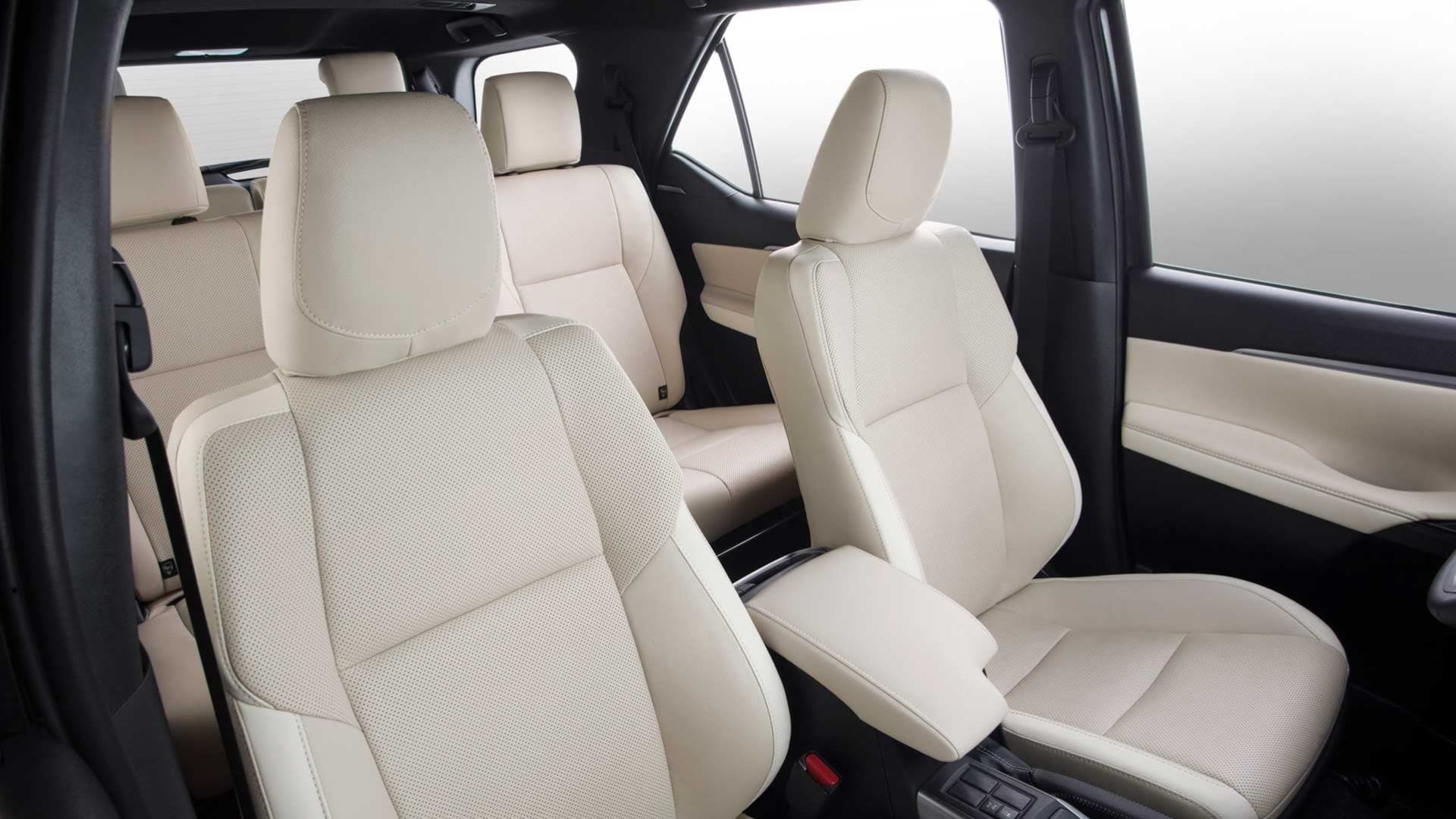 Foto exibindo as fileiras de bancos do Toyota Hilux SW4 SRX 2024 na ...