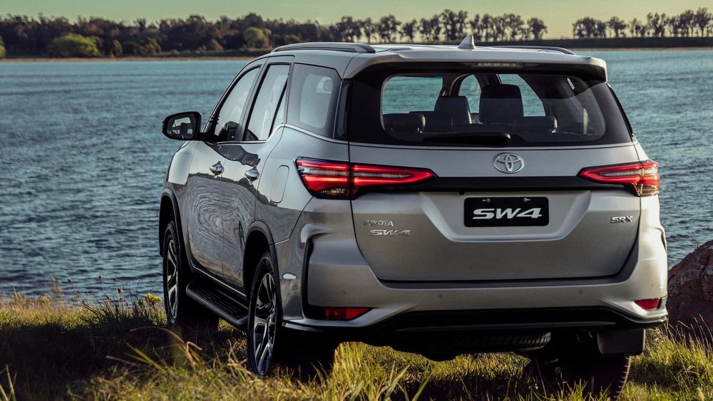 Foto exibindo a traseira do Toyota Hilux SW4 SRX 2024.