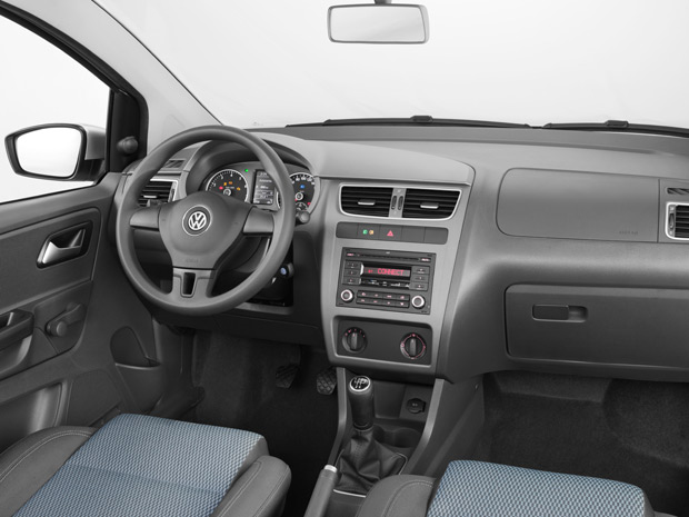 Foto do interior do carro, exibindo todo o painel, parte dos bancos e ...