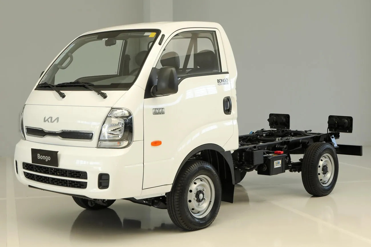 Foto da frente do Kia Bongo K2500 2023, exibindo a cabine e parte do ...
