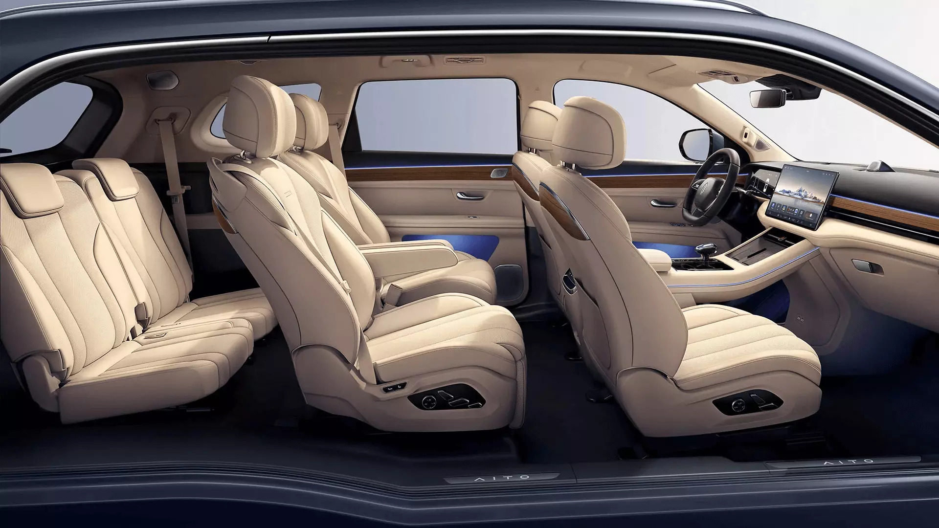 Foto do interior do AITO M7 EVR 2023, exibindo as 3 fileiras de bancos ...