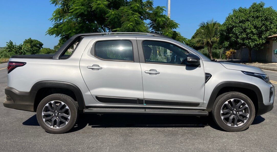 Foto mostrando a lateral direita do Fiat Strada 2024, versão Ultra ...