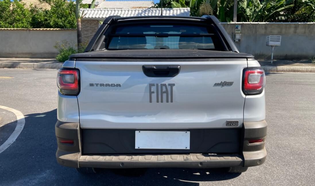 Foto mostrando a traseira de um Fiat Strada 2024 Ultra estacionado.
