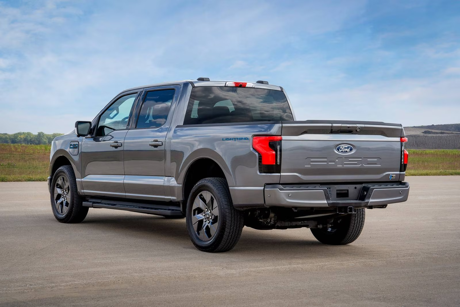 Foto da traseira do Ford F-150 Lightning Lariat 2023, exibindo a ...