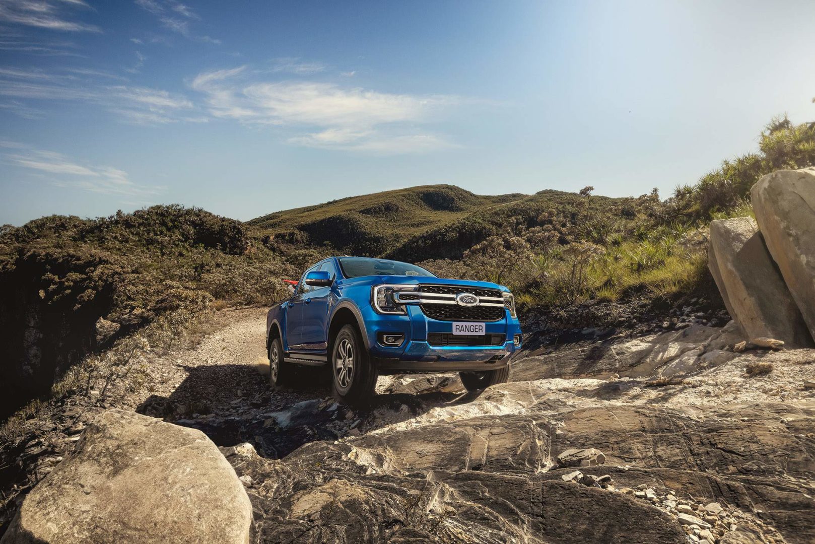 Foto Ford Ranger Limited 2024 subindo um rochedo.