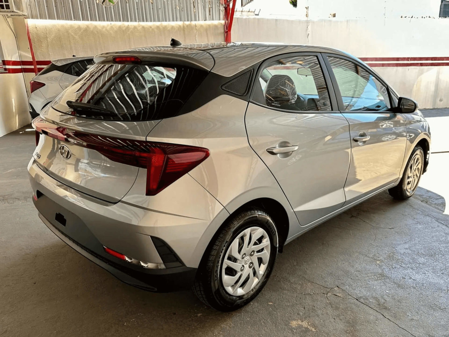 Foto mostrando a traseira do Hyundai HB20 Sense Plus 2024, exibindo a ...