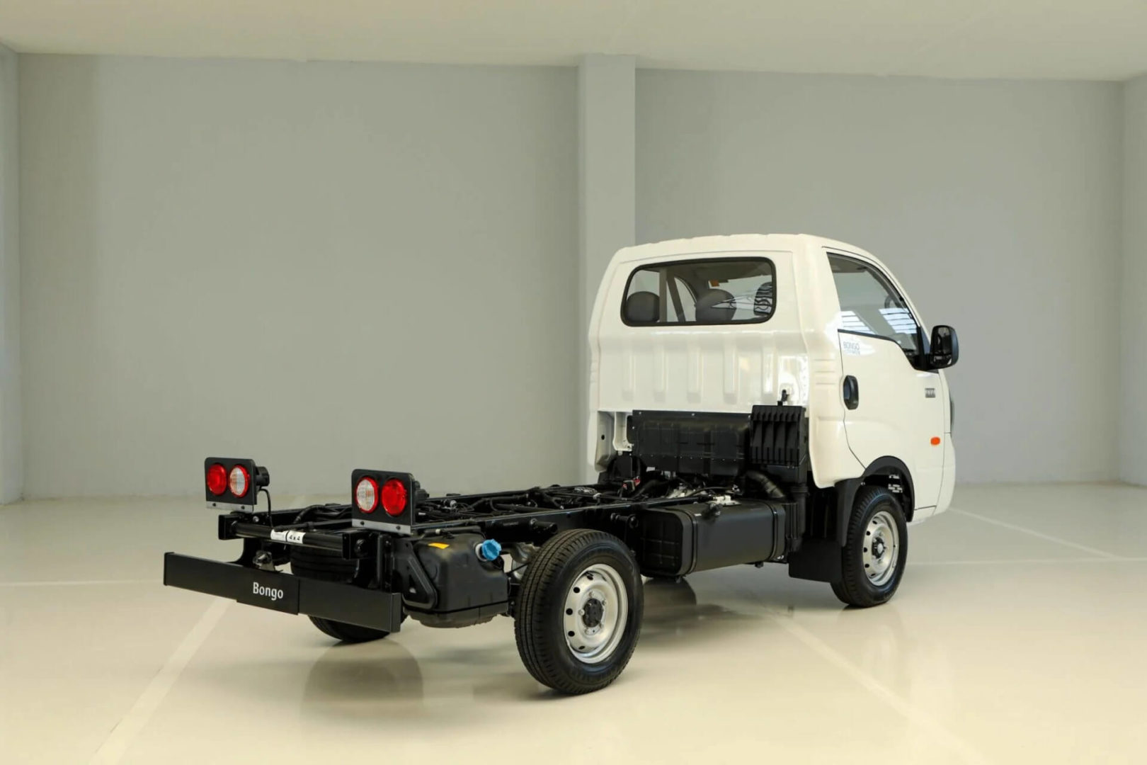 Foto da traseira do Kia Bongo K2500 2023, exibindo o chassi e a parte da cabine