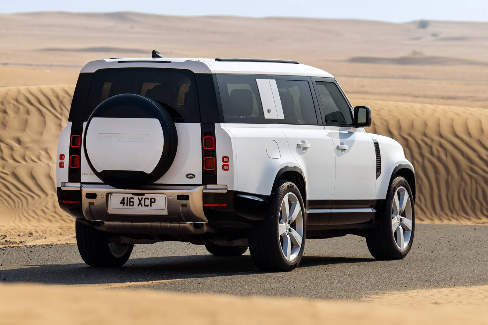 Foto exibindo a traseira e lateral do Land Rover Defender X-Dynamic 2024.