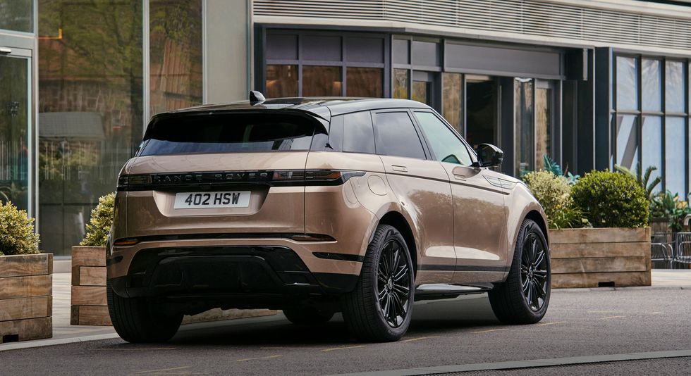 Foto da traseira do Land Rover Evoque Dynamic HSE 2024 estacionado, mostrando o porta-malas e a ...