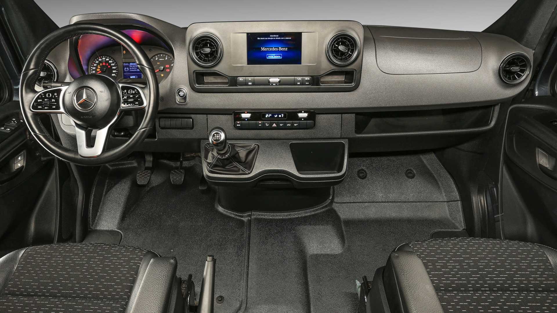 Foto do interior do Mercedes-Benz Sprinter 417, exibindo o painel de ...