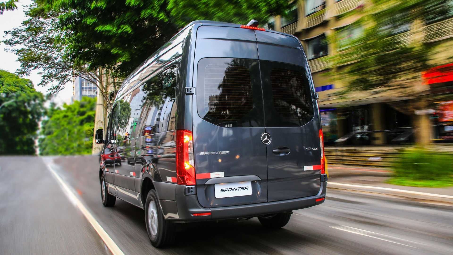 Foto da traseira do Mercedes-Benz Sprinter 417 na rua, exibindo a ...