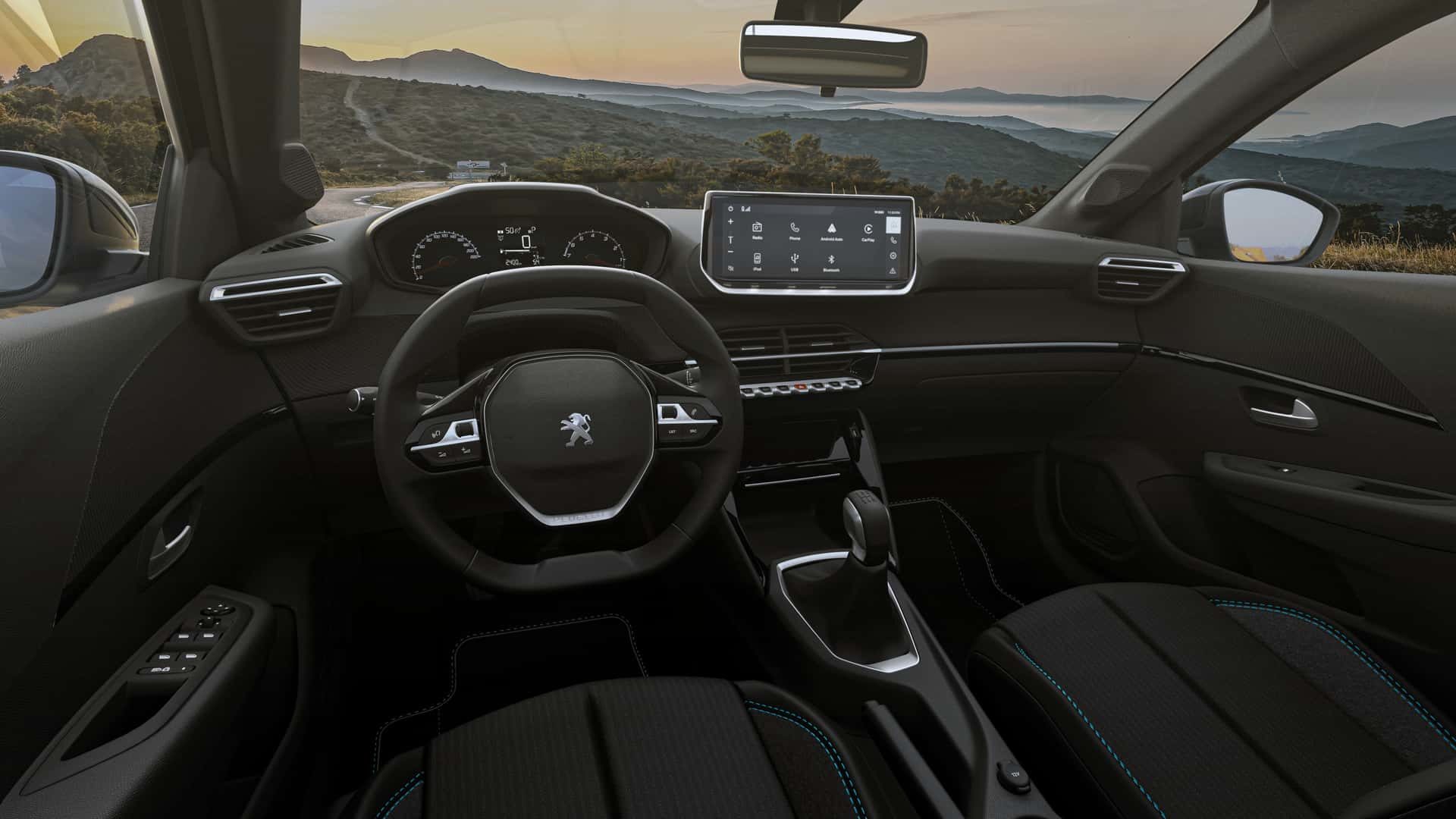 Foto interna do Peugeot 208 Allure T200 2024, exibindo o painel de ...