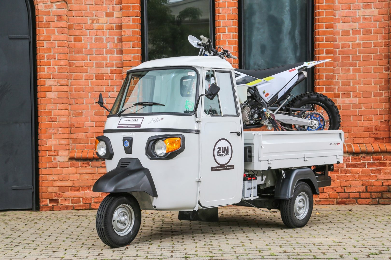 Foto da Piaggio Ape City 2024 versão cargo de frente, exibindo a ...