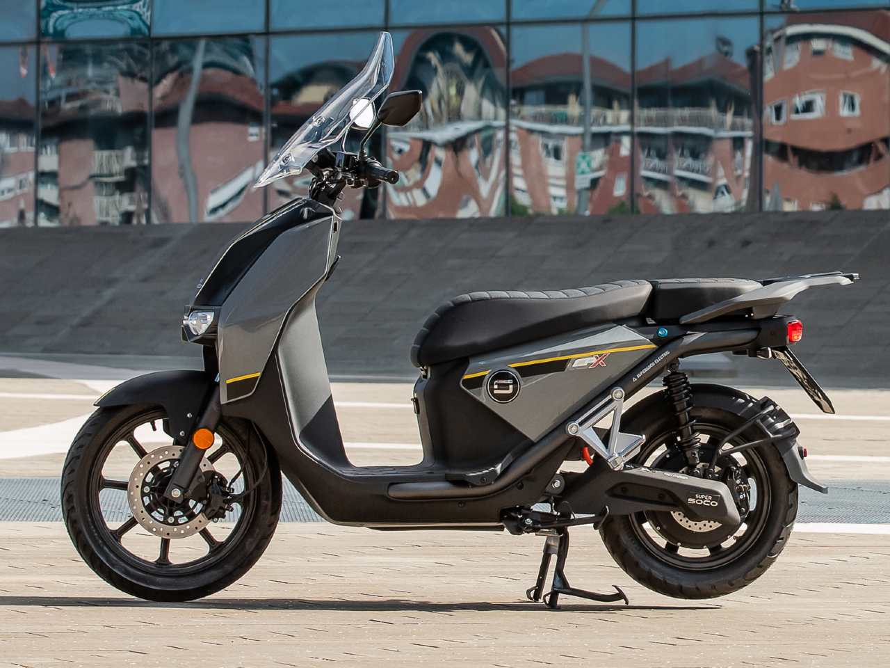 Foto da VMoto CPX estacionada exibindo a lateral esquerda.