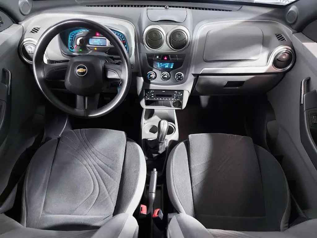 Foto interna do Chevrolet Agile LTZ , exibindo o volante, painel de ...