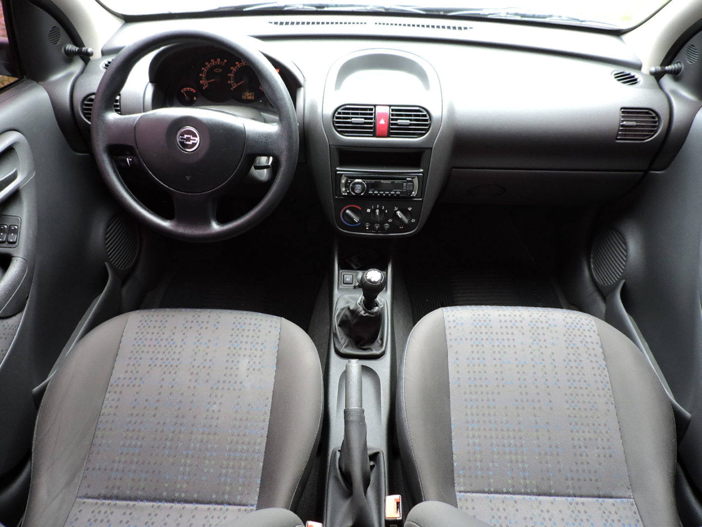 Foto interna do Chevrolet Corsa MAXX 2012, exibindo volante, painel de ...