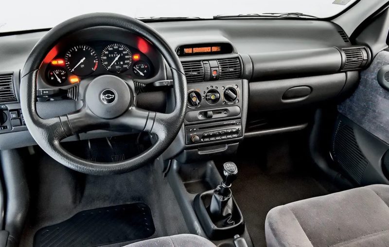 Foto interna do Corsa Super 1997. exibindo o volante, painel de ...