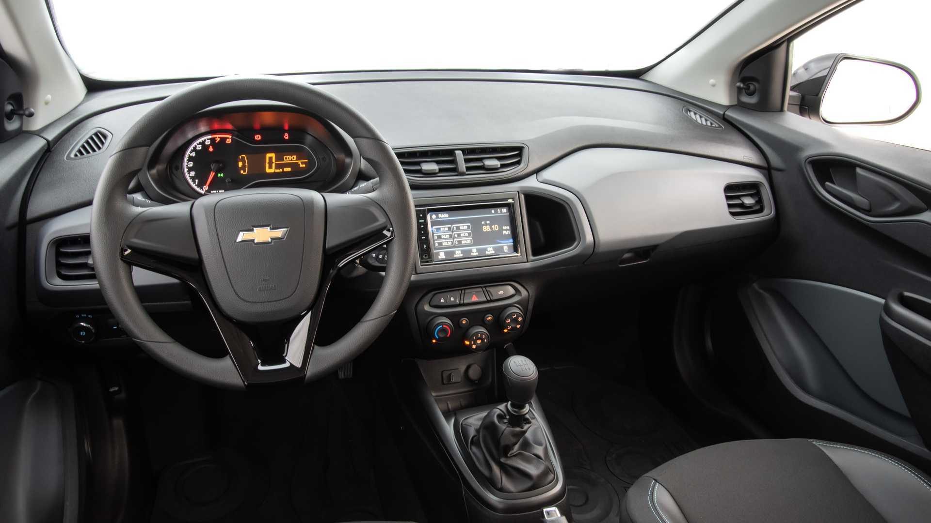 Foto interna do Chevrolet Onix 2020, exibindo o painel de instrumentos ...