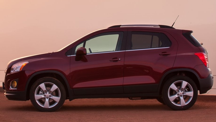 Foto mostrando a lateral esquerda de um Chevrolet Tracker G2 vermelho ...