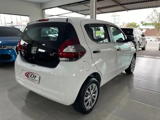 Foto traseira do Fiat Mobi Like 2020, exibindo o porta-malas e a lateral do passageiro.