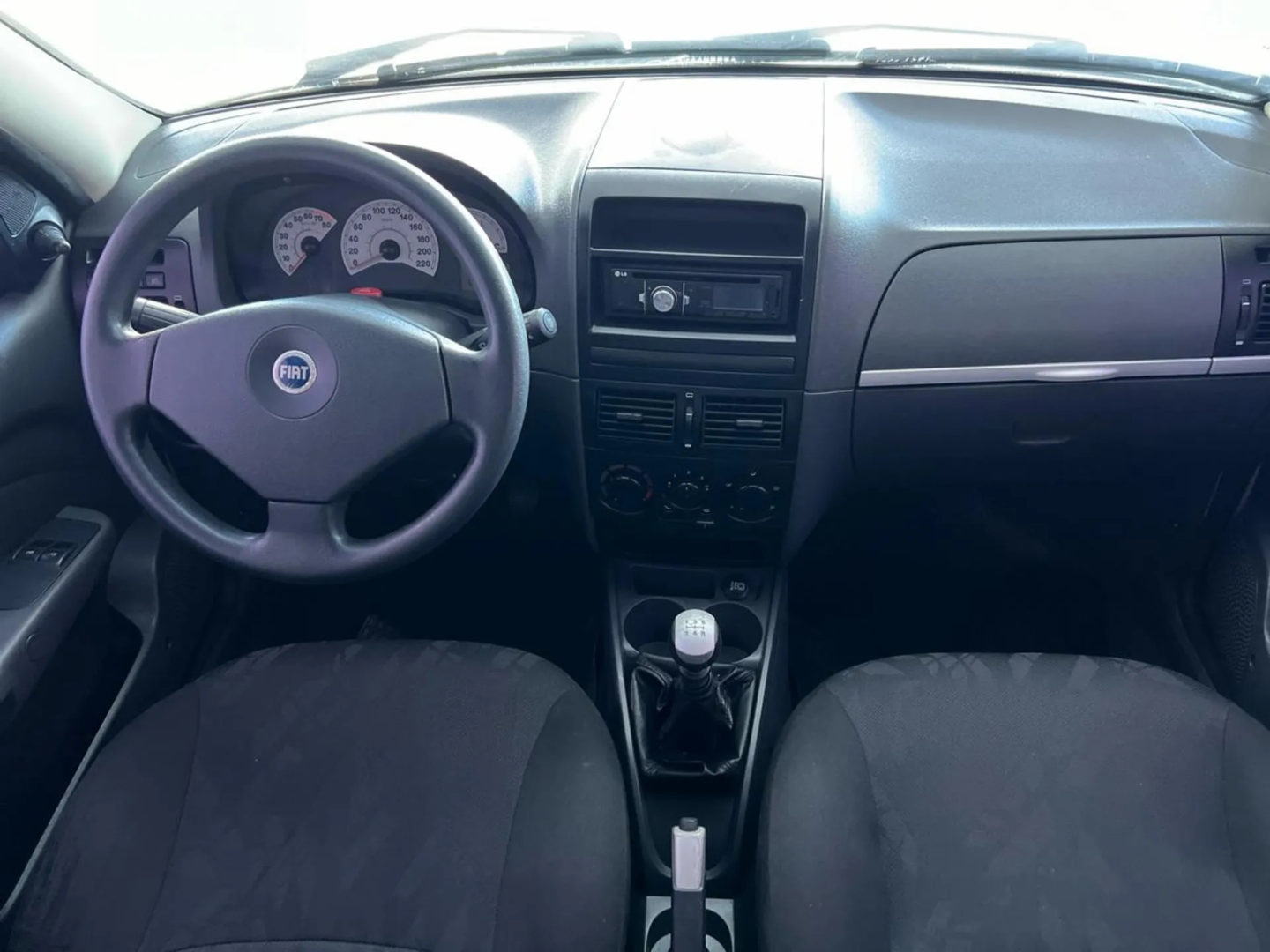 Foto do interior do Fiat Palio ELX 2008, exibindo o volante, painel de ...