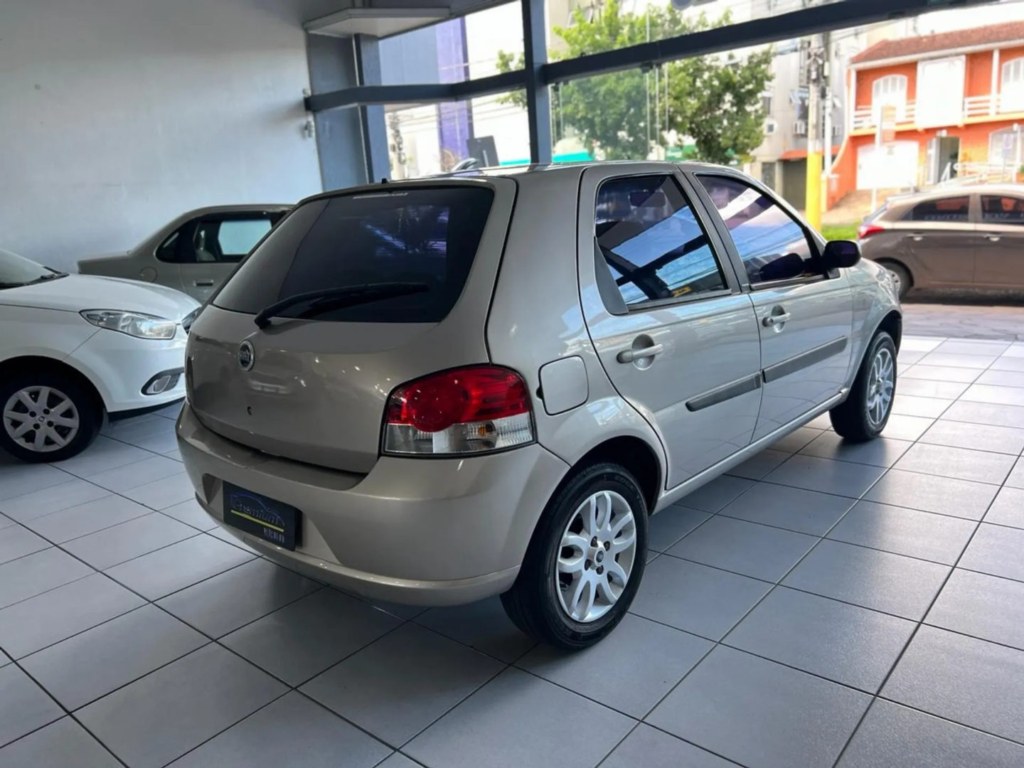 Foto traseira do Fiat Palio ELX 2008, exibindo o porta malas e a ...