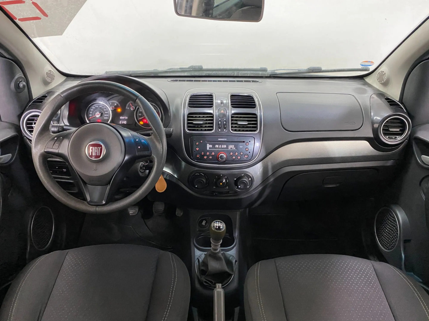 Foto interna do Fiat Siena Attractiv 1.4 2013, exibindo o volante ...