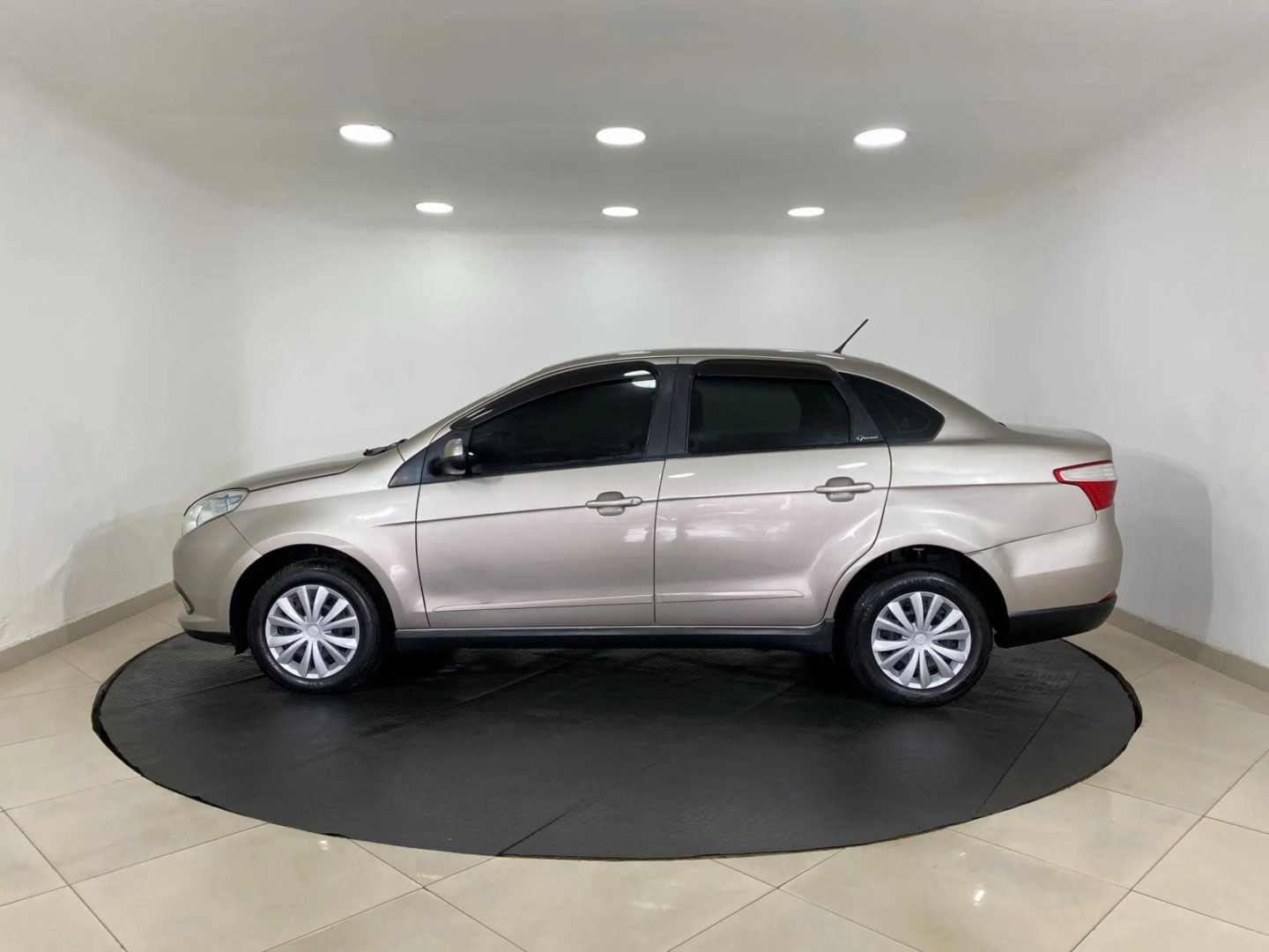 Foto lateral do Fiat Siena Attractiv 1.4 2013, exibindo toda a lateral ...