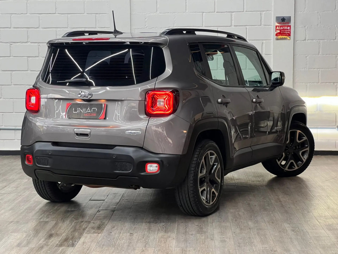 Foto traseira do Jeep Renegade Longitude 2021, exibindo o porta-malas e a lateral do passageiro.