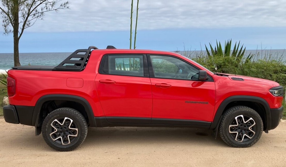 Foto mostrando a lateral esquerda de um Novo Ram Rampage vermelho ...
