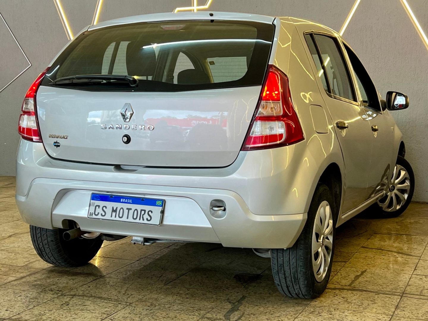 Foto traseira do Renault Sandero Expression, exibindo o porta-malas e ...