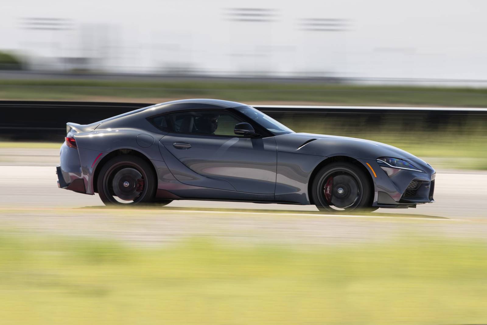 Foto mostrando a lateral direita do Toyota Supra GR 2023.