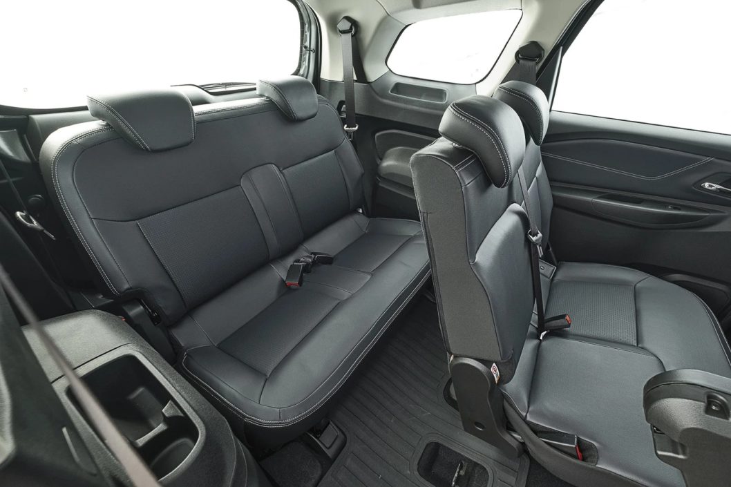 Foto interior do Chevrolet Spin LT 2024, exibindo a terceira fileira de ...