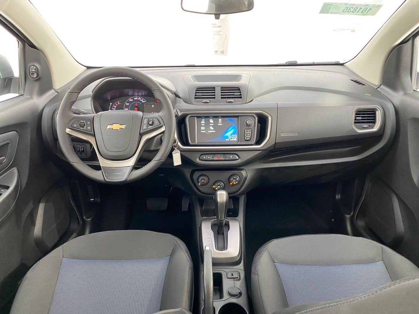 Foto interna do Chevrolet Spin LT 2024, exibindo o painel de ...